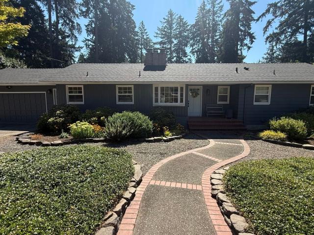Spacious 4 Bedroom Home Plus Large Bonus Space – West Slope Vista Hills