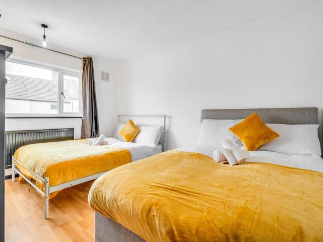 Spacious 4 Bedroom Haven in Orpington Retreat
