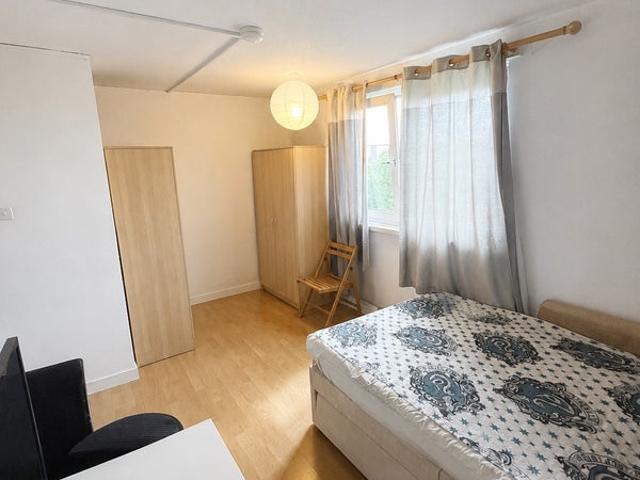 Spacious 4 Bedroom Maisonette with Living Room