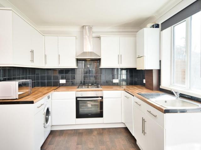 Spacious 4 Bedroom Semi Detached Home in Stratford