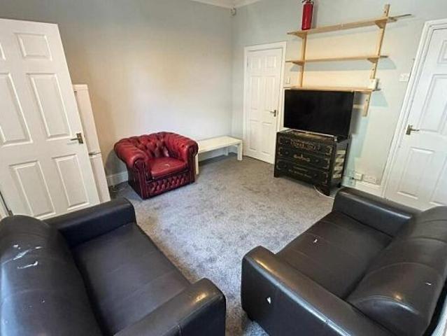 Spacious 4 Bedroom Student Home with Extra Room and Large Garden