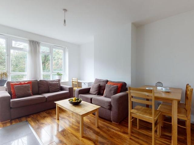 Spacious 4 Bedroom Whole Flat w/ Balcony, Acton W3
