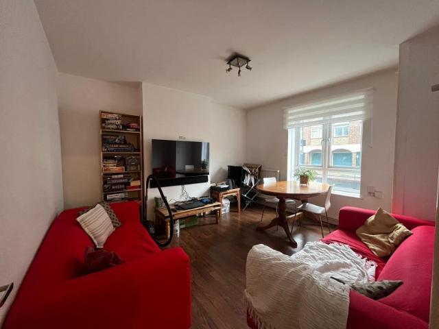 Spacious 4 dbl bed flat in Vauxhall + living room