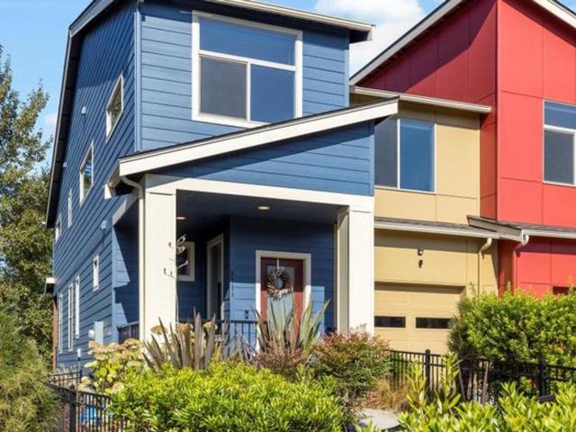 Spacious 4BR End Unit Townhome + Bonus/Flex Room | A/C | Garage | Greenbelt Views