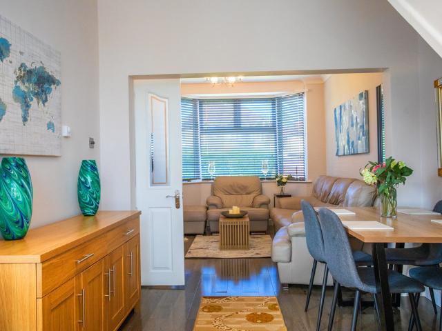 Spacious 4BR House with FREE Parking Sleeps 6