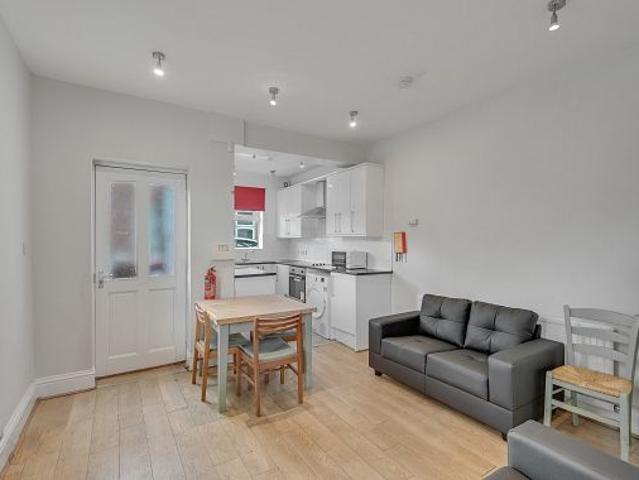 Spacious 5 Bed, 2 Bath Student House with Large Living Space