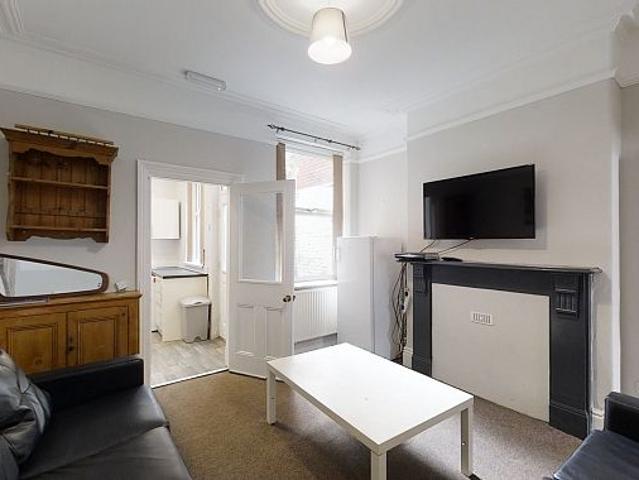 Spacious 5 Bed Student House with Garden and On Street Parking