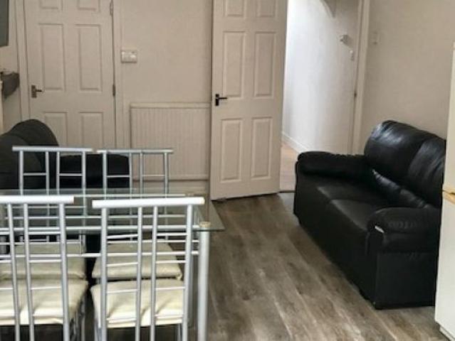 Spacious 5 Bedroom, 2 Bathroom Home now open to groups of 4!
