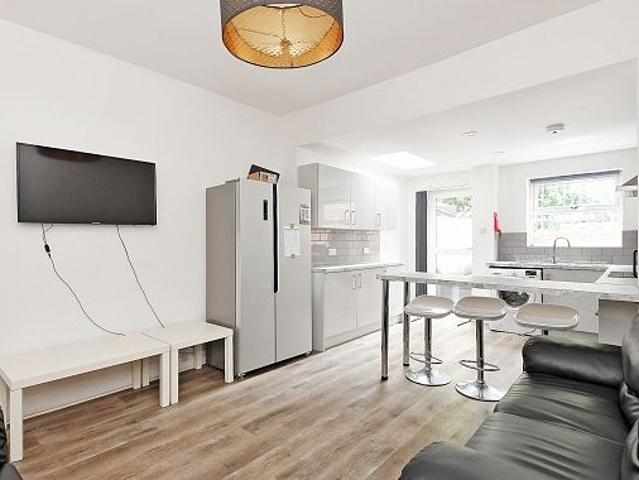 Spacious 5 Bedroom, 2 Bathroom Home Steps from Ecclesall Road
