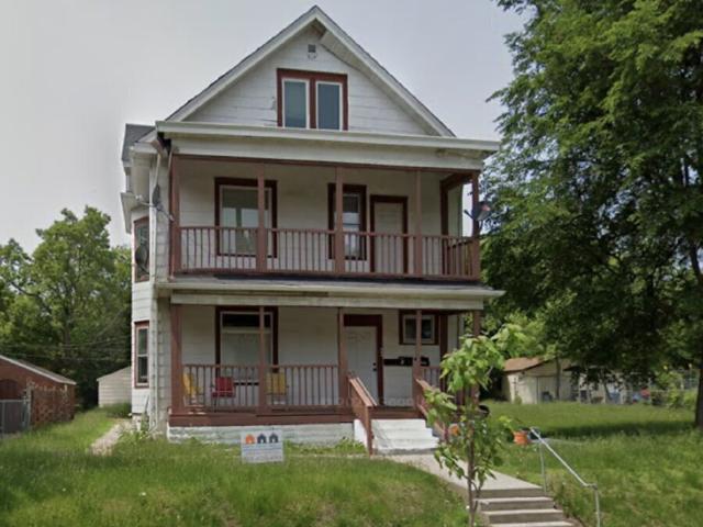 5 Bedroom / 2 Bathroom Upper Duplex Unit, Hawthorne Neighborhood