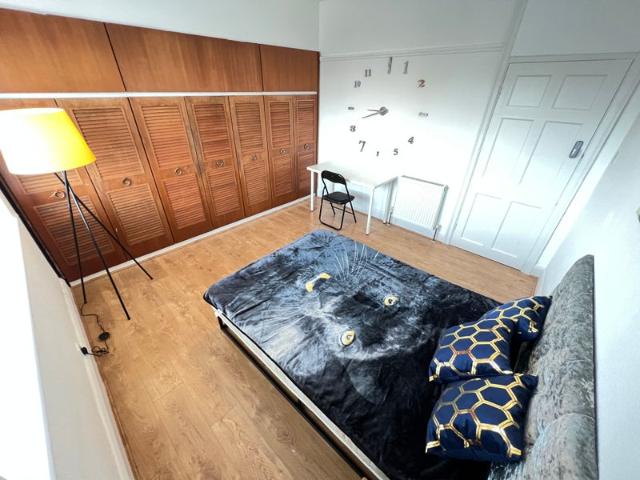 Spacious 5 Bedroom Flat in Hendon Central