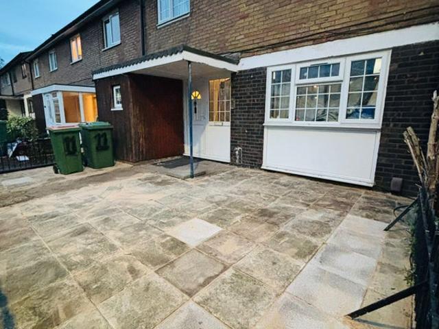 Spacious 5 Bedroom House available in stratford