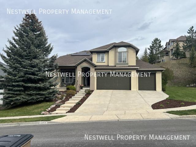 Spacious 5 Bedroom Home with Solar!