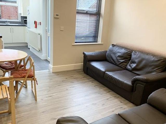 Spacious 5 Bedroom Home with 2 Bathrooms in Central Sheffield