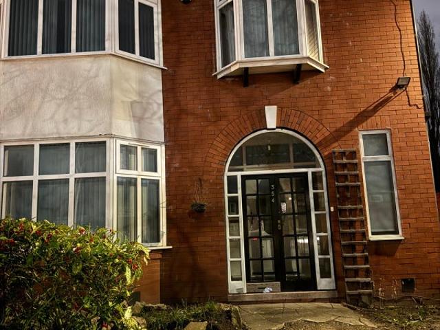 Spacious 5 Bedroom Home with 2 Studio Rooms