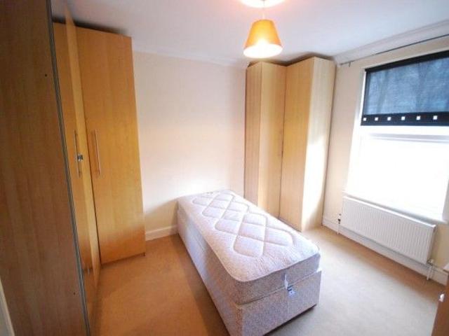 Spacious 5 bedroom mid terrace. Close to university and amenities