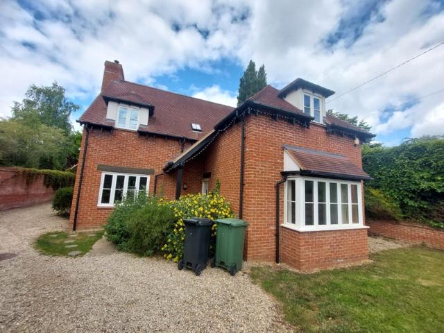 Spacious 5 bedroom property in Long Whittenham