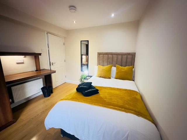 Spacious 6 Bedroom Terraced House | Sleeps 8