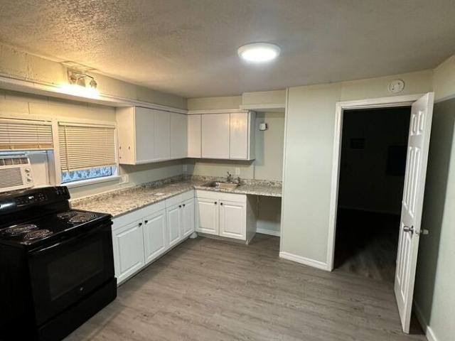 Spacious 1/1 in Boca Raton, Room with Bathroom, Living room and Kitchen in Mobile Home