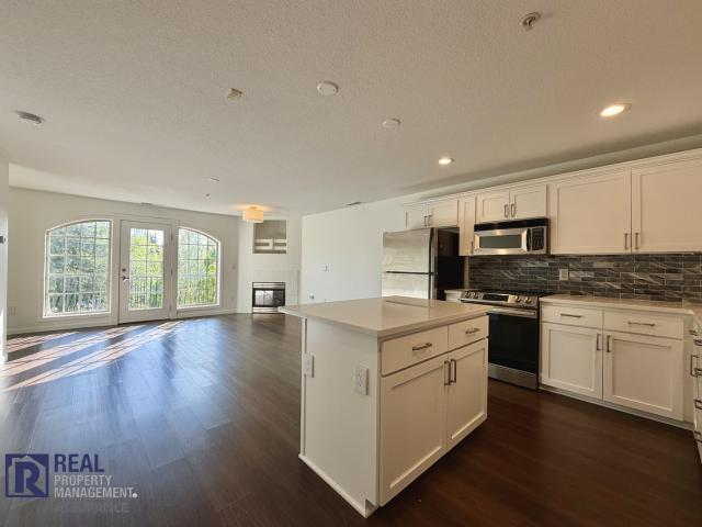 Spacious 1 Bed / 1.5 Bath Condo in Desirable Sherwood