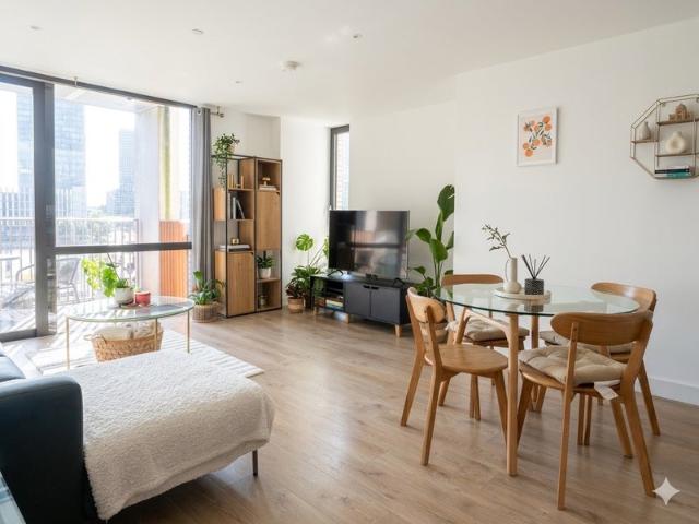 Spacious 1 Bed with Private Balcony