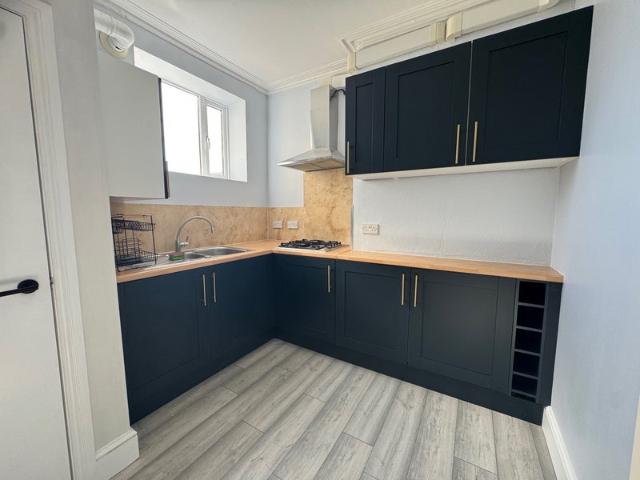 Spacious 1 Bed Flat overlooking High Street