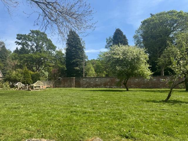 Spacious 1 Bed Flat Available in Stunning Location