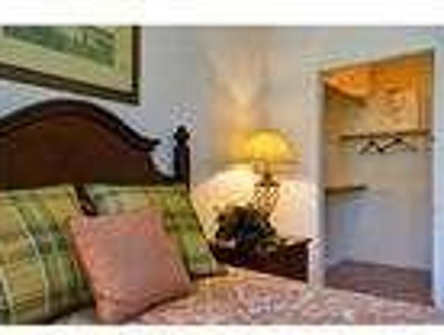 Spacious 1 bedroom, 1 bath. Pet OK!