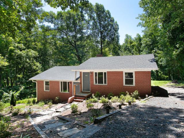 Spacious 1 Bedroom Duplex close to UNC Campus Updated, Pet Friendly, Private Wooded Lot!