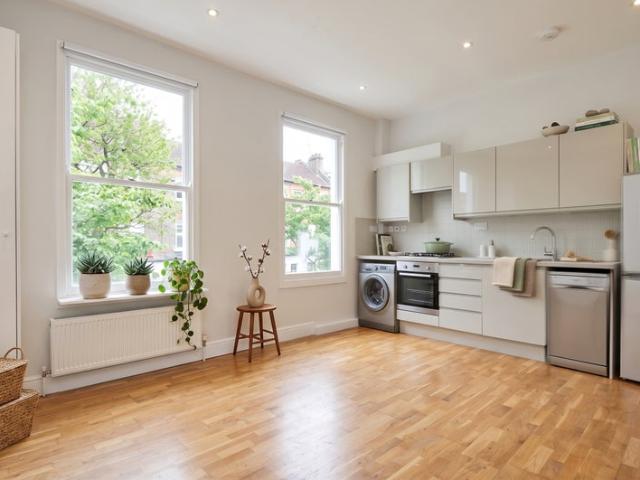 Spacious 1 bedroom first floor flat