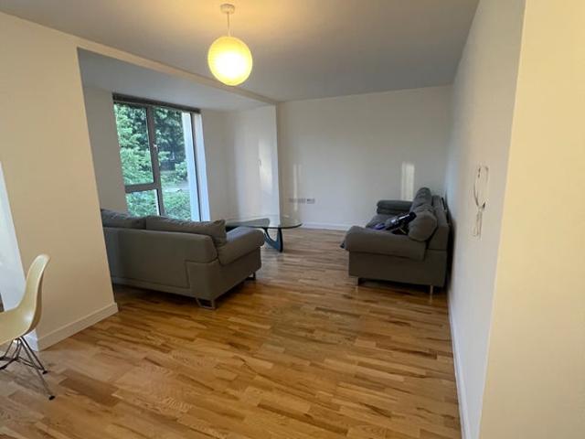 Spacious 1 bedroom Flat with parking furnished