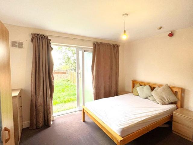 Spacious 1 Bedroom Flat with Private Garden
