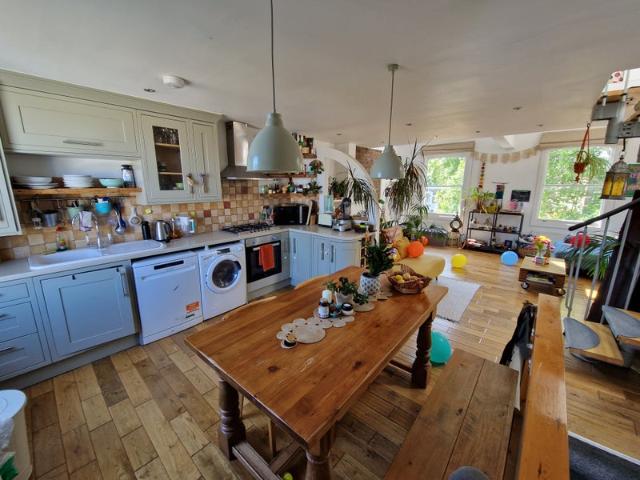 Spacious 1 bedroom flat available short term