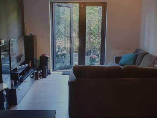 Spacious 1 bedroom flat next to Colindale Station with accompanying private garden