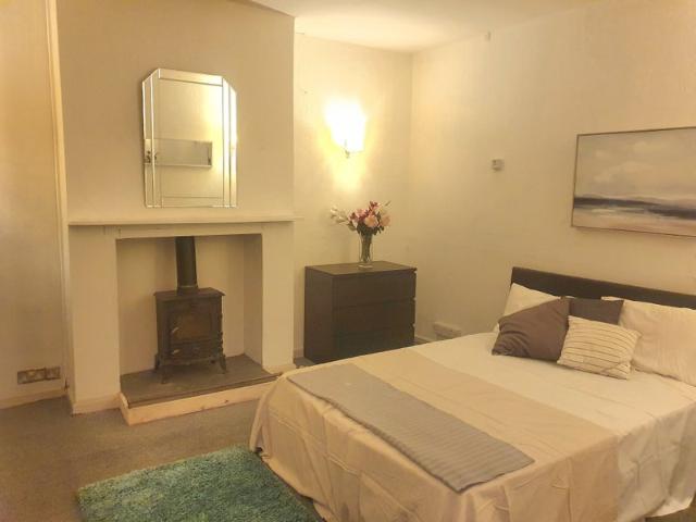 Spacious 1 bedroom flat on Central hill