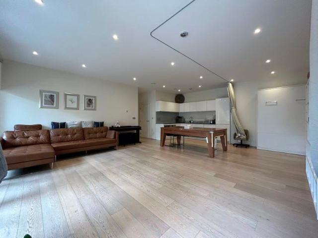 Spacious 1 Bedroom Modern Flat | 2 mins to Tube
