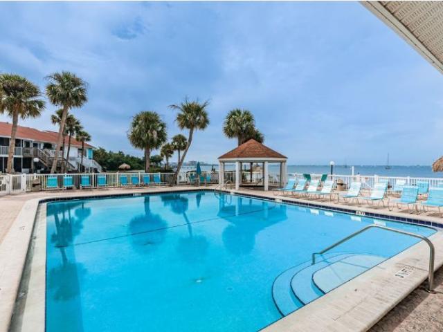 Spacious 1 Bedroom with Bay views and pool access