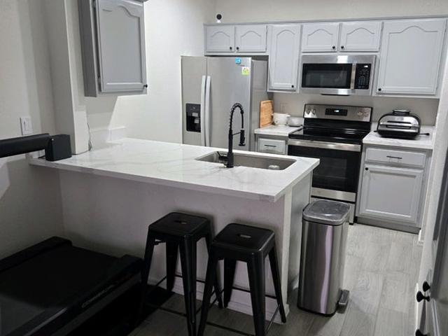 Spacious 1 Bedroom w/Private Bathroom