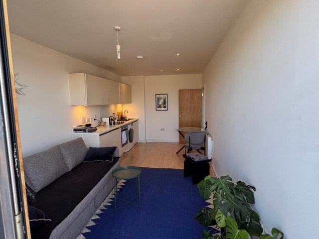 Spacious 1 bedroom top floor