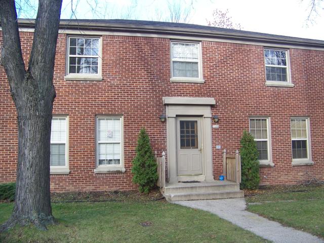 Spacious 1 BR Apt Home in 4 family building in Wauwatosa