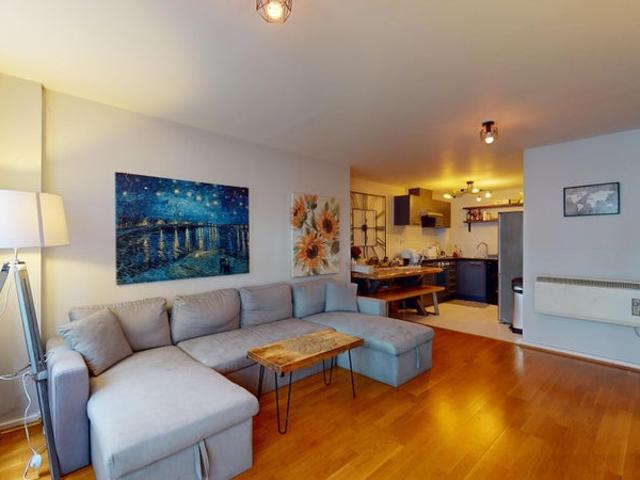Spacious 1B1B right by the Thames