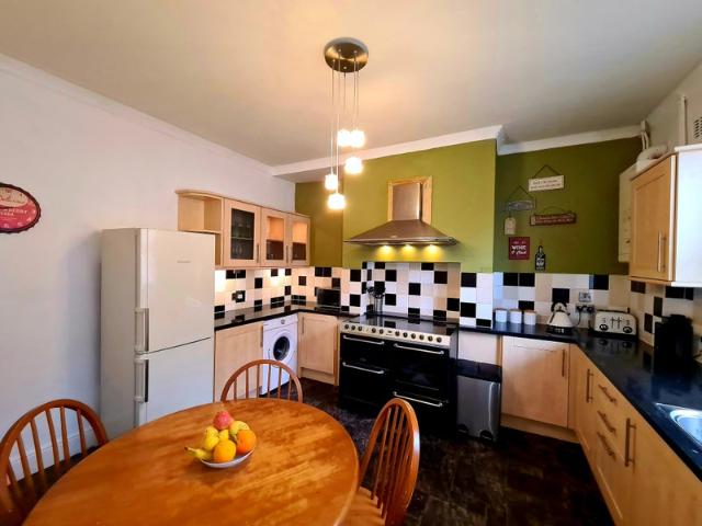 Spacious 2/3 Bed House with Home Office