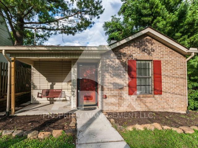 Spacious 2 Bd 2 Ba Single Family Home in West Knoxville!