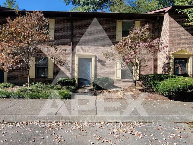 Spacious 2 Bdrm 1.5 Ba Townhouse style Condo in West Knoxville!