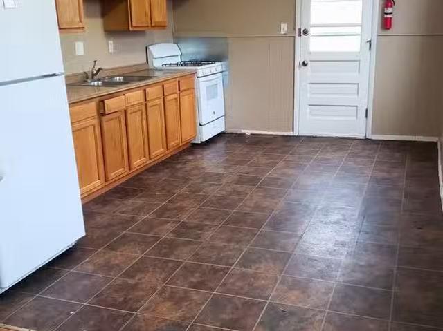 Spacious 2 bed 1 bath apartment in Mc Kees Rocks, PA! 1210 3r.