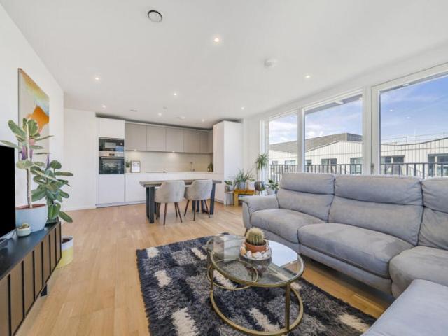 Spacious 2 bed 2 bath flat to rent in Deptford