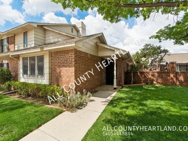 Spacious 2 Bed / 2.5 Bath Condo in NW OKC – Pool Community