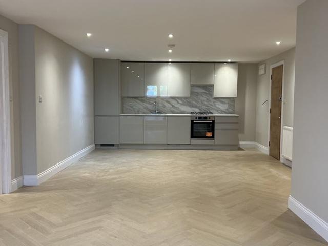 Spacious 2 bed 3 bathroom flat with Pakring+Garden