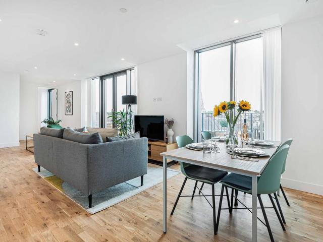 Spacious 2 Bed Apartment | Bills. 2 bed apartment to rent £2,440 pcm £563 pw