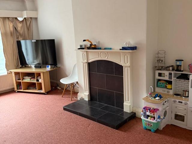 Spacious 2 Bed Apartment in Prime S11 Location